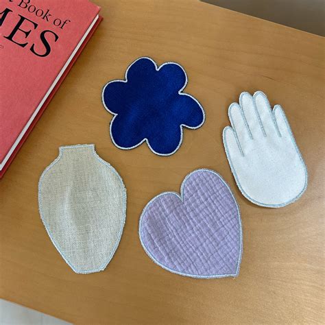 Pps Chapter1 • 챕터원 New 패치 코스터 세트 손으로 그린 것 같은 귀여운 모양과 가장자리 스티치 컬러의 조합이 매력적인 티코스터입니다 하트 꽃