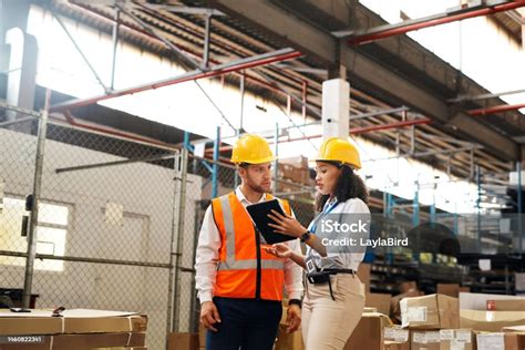 물류 계획 및 태블릿은 운송 체크리스트 및화물 수출을 위해 창고 공장에서 사람들과 함께합니다 공급망 배송 및 전자 상거래와 함께 보관 재고 및 안전을 위해 공장에서 근무하는