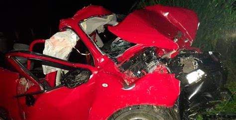 Dos Muertos Y Dos Heridos Al Impactar Auto Contra Un árbol Diario La