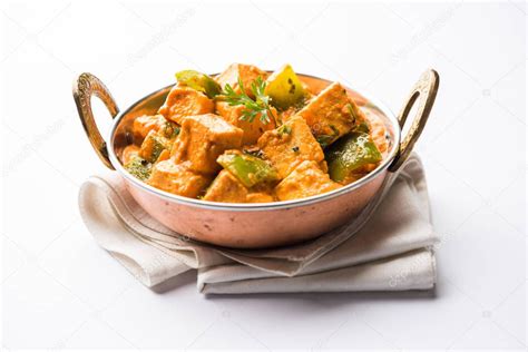 Malai O Achari Paneer En Una Salsa Hecha Con Salsa Roja Y Pimiento Verde Servido En Un Tazón