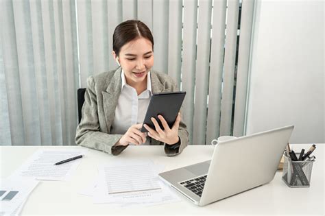 전문 마케팅 리더는 심층 분석 태블릿을 사용하여 조직 구조를 발전시키고 통신 작업에 랩톱을 사용하고 현대 사무실에서 작동합니다 20 24세에 대한 스톡 사진 및 기타 이미지