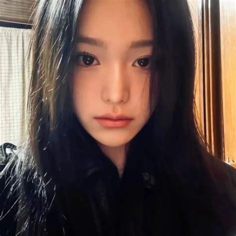 长发披肩的女生，眼神温柔，尽显优雅气质 男女头像｜美美哒𝑾𝒆𝑪𝒉𝒂𝒕头像表情包图片动图 求表情网 斗图从此不求人