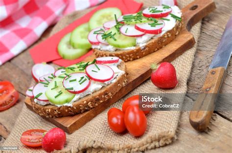 두 부 치즈 신선한 무 오이 토마토와 칼 나무 절단 보드피트 니스 건강 한 아침 식사 또는 간식의 개념에 통 밀 곡물 빵 무에 대한 스톡 사진 및 기타 이미지 Istock