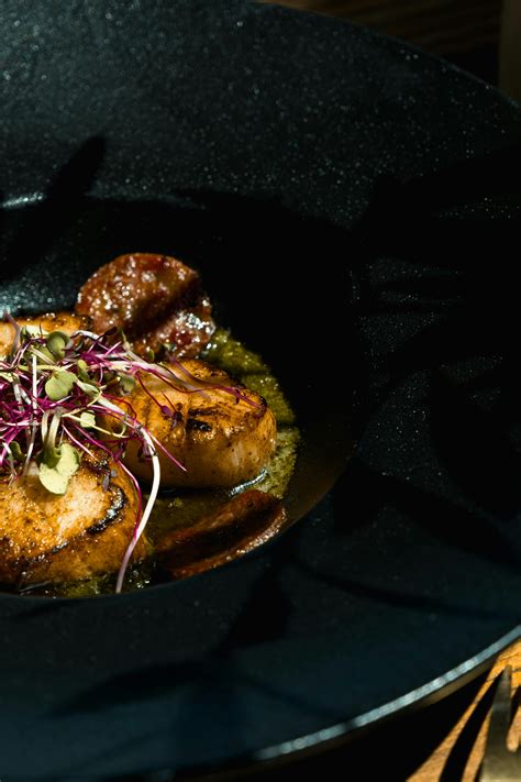 Flavorful 가리비 갈색 갑각류 고급 음식 균형 잡힌 맛 그림자 디자이너 다이닝 레스토랑 만족스러운 맛있는 매우 복잡한 먹음직스러운 물결 무늬가