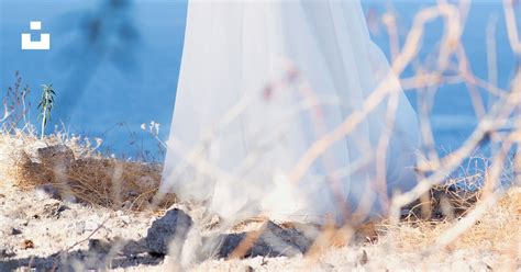 낮 동안 갈색 잔디밭에 서 있는 하얀 웨딩 드레스를 입은 여자 사진 Unsplash의 무료 멕시코 이미지