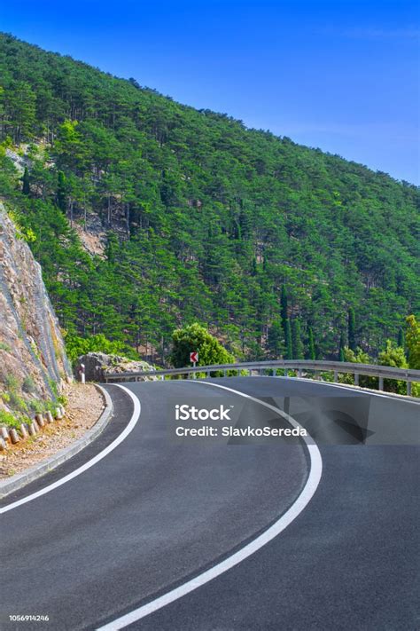 아름 다운 아스팔트 고속도로 고속도로 화창한 날에 여름 동안 남부 풍경 산 숲의 통해 트래픽 없이 고속도로 여행도로 개념입니다 경관에 대한 스톡 사진 및 기타 이미지