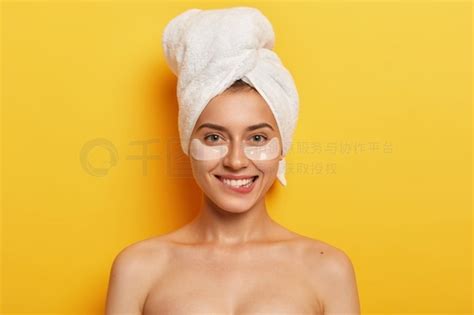 长相宜人的年轻女子赤裸上身站在室内，积极微笑，戴在眼罩下，头上戴软毛巾产品实拍免费下载 格式 编号51394521 千图网