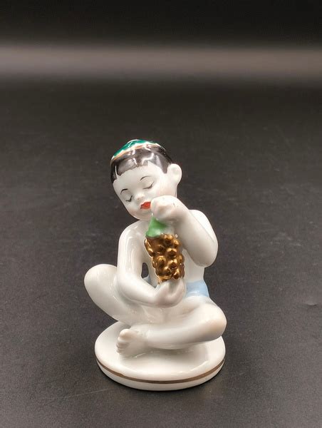 Статуэтка Мальчик с виноградом ЛФЗ 1956 СССР купить на Ozon по низкой цене 2132591037