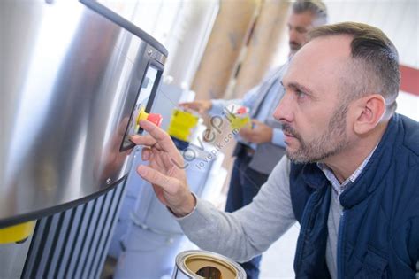 공장 사진에서 남자 검사 탱크 사진 무료 다운로드 Lovepik