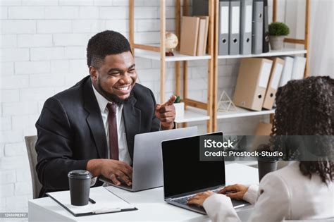 팀워크와 협업 직장에서 친절한 의사 소통을하는 웃는 동료 2명에 대한 스톡 사진 및 기타 이미지 2명 경영자 계획 Istock