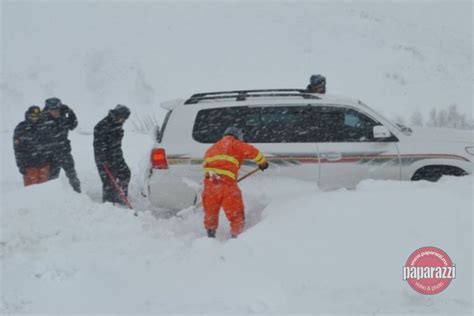 Цасанд суусан автомашиныг гаргаж дөрвөн иргэнийг эсэн мэнд аварчээ