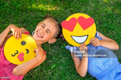 이모티콘의 날에 다양한 사랑의 이모티콘을 손에 들고 있는 아이들의 모습 2 3 살에 대한 스톡 사진 및 기타 이미지 2 3 살 6 7 살 Brand Name