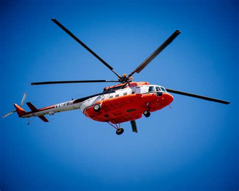 푸른 하늘을 나는 빨간색과 흰색 헬리콥터 사진 Unsplash의 무료 카르길 이미지