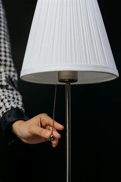 가정 가정의 검은색 배경 광원 그늘 기능의 깨끗한 단일 개체 디자인 요소 디테일 램프 램프 그늘 램프 스탠드 몸의 일부 미니멀리스트 소매 손