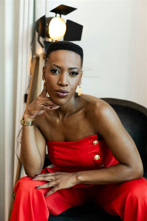 현대적인 실내에서 포즈를 취하는 세련된 커플 · 무료 스톡 사진