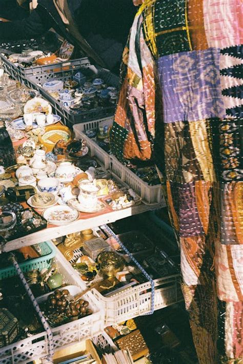 거리 상점 골동품 공예 기념품 노점 노점상 다채로운 도기 두번째 손 리스본 무늬가 있는 직물 문화적 바구니 바자 바자 쇼핑 벼룩시장 빈티지