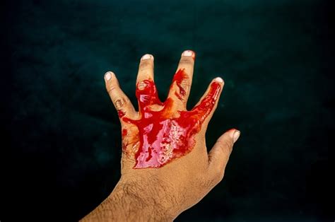 피투성이가 된 손을 클로즈업하여 날것의 감정과 강렬함을 보여줍니다 공포 드라마 또는 의료 시나리오의 테마에 적합합니다 건강관리와 의술에 대한 스톡 사진 및 기타 이미지