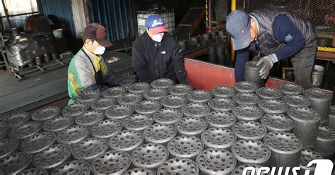 겨울 준비로 분주한 연탄공장