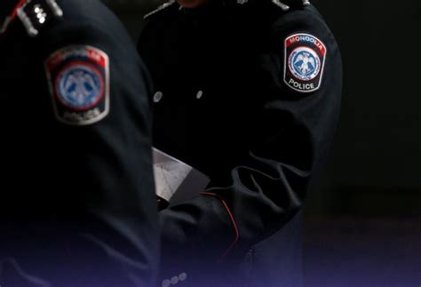 Цагдаагийн үнэмлэх үзүүлж хяналтын камер шүүсэн иргэдийг шалгаж байна