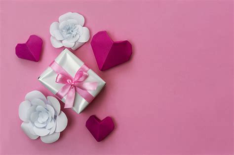 분홍색 리본 손으로 만든 종이 하트와 꽃 오른쪽에 공간을 복사 하는 사랑 스러운 선물 상자 2월에 대한 스톡 사진 및 기타 이미지 Istock