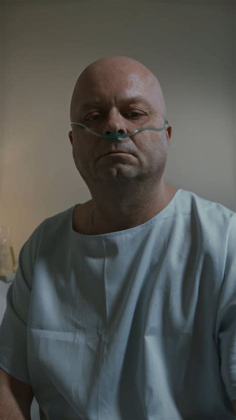 Iv 유체 가망 없음 감정 걱정하는 건강 건강을 위해 싸우다 고통 남자 대머리 도움 두려움 두려워하는 떠도는 머리카락없는 남자 바이러스 병 병원