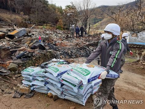 잔해물 정리하는 군 장병 연합뉴스
