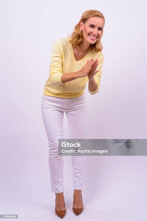 흰색 배경에 서 있는 아름 다운 금발의 여 자가의 전체 길이 초상화 30 34세에 대한 스톡 사진 및 기타 이미지 30 34세 30 39세 35 39세 Istock