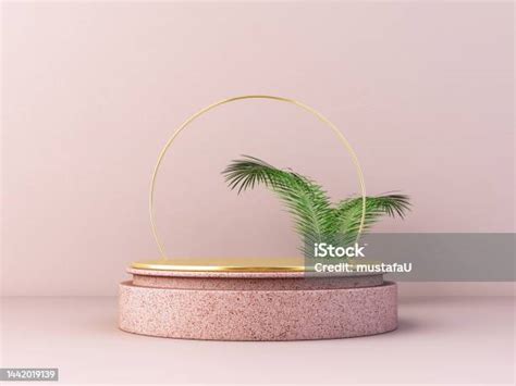 3d 연단 녹색 자연 야자수 잎이 있는 분홍색 벽 배경에 열대 받침대 대리석 금 전시 진열장 아름다움 제품 화장용 승진을 위한 진열장 추상적이고 이국적인 최소 배너 모형