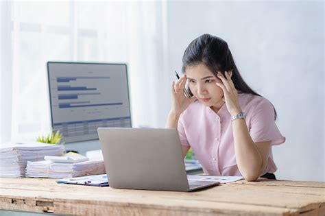 젊은 사업가와 아름 다운 아시아 여자 사무실 일에 지친 여자 서류 작업을 너무 많이 하는 스트레스로 인해 사무실에 고개를 숙인 여자 건강관리와 의술에 대한 스톡 사진 및