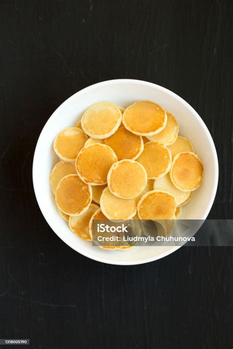 검은 색 배경에 흰색 그릇에 집에서 만든 미니 팬케이크 시리얼 상단 보기 위에서 플랫 평지 오버헤드 0명에 대한 스톡 사진 및 기타 이미지 Istock