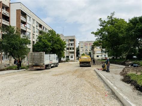 Изграждат нов паркинг до училище Христо Ботев във Враца снимки