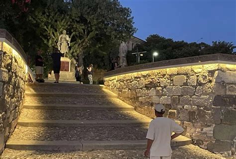 Φωταγωγήθηκε το άγαλμα του Ιπποκράτη στην Κω Ένα σημαντικό τοπόσημο