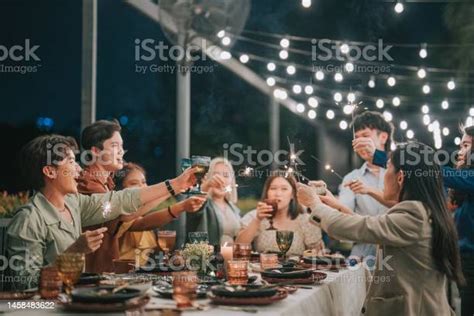 아시아 중국인 친구 야외 식사 음료와 음식을 즐기는 폭죽의 밤 사교 모임으로 축하 우정에 대한 스톡 사진 및 기타 이미지 우정 아시아인 밤 하루 시간대 Istock