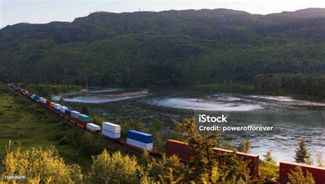브리티시 컬럼비아 캐나다의 캐나다 록 키 산맥에서 기차 브리티시 컬럼비아에 대한 스톡 사진 및 기타 이미지 브리티시 컬럼비아 철도 0명 Istock