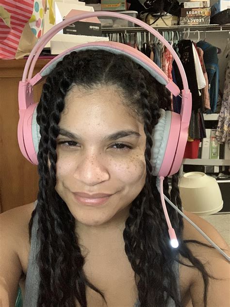 Mid Class Selfie Scrolller