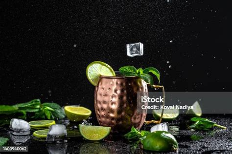 검은 배경에 구리 머그잔에 얼음과 칵테일 튀는 모스크바 노새 알코올 칵테일 0명에 대한 스톡 사진 및 기타 이미지 0명 Moscow Mule Cocktail 건강