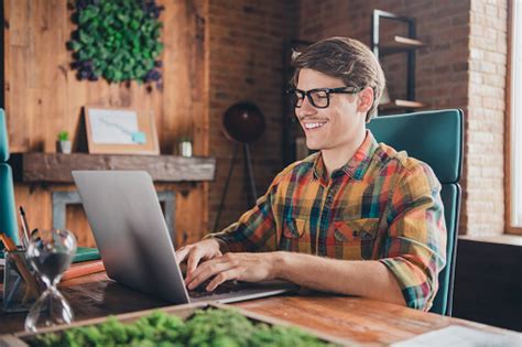 쾌활한 긍정적인 남자 착용 체크 무늬 셔츠 작업 실내 사무실 직장 작업 공간 로프트 인테리어의 사진 20 24세에 대한 스톡 사진 및 기타 이미지 Istock