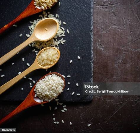 어두운 배경에 나무 숟가락에 다른 품종의 쌀 슬레이트 스톤 배경입니다 텍스트에 대 한 충분 한 공간 건강한 생활방식에 대한 스톡 사진 및 기타 이미지 Istock