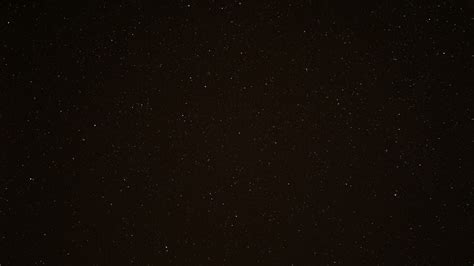 별과 약간의 구름이 있는 밤하늘 사진 Unsplash의 무료 검정 이미지