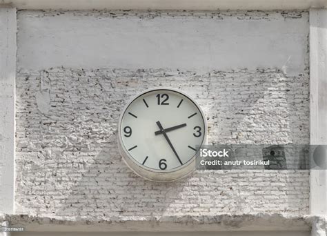 흰 벽돌 벽에 숫자가 걸려 있는 둥근 흰색 시계 페이스 벽돌 벽 앞의 시계 다이얼 페이스 텍스트 공간 선택적 초점 0명에 대한 스톡 사진 및 기타 이미지 Istock