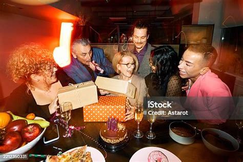 생일 파티에서 친구들로부터 선물을 받는 활기찬 선배 여성 기념일에 대한 스톡 사진 및 기타 이미지 기념일 노인 다민족
