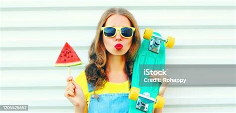 흰색 배경 위에 아이스크림 모양의 수박과 빨간 입술을 불고 스케이트 보드와 초상화 젊은 여자 거리에 대한 스톡 사진 및 기타 이미지 Istock