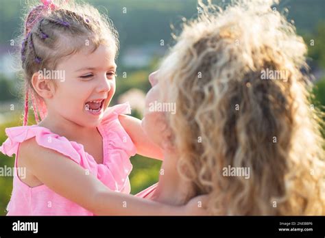 Mutterkuss Nahaufnahme Des Mutter Kind Kusses Mutter Umarmt Und Umarmt Sohn Muttertag Liebe