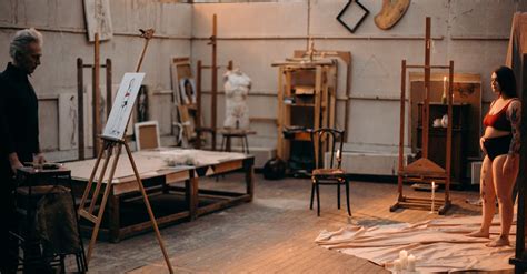 나무 삼각대 근처에 서있는 남자 · 무료 스톡 사진