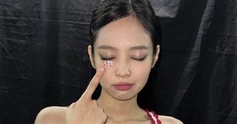 블랙핑크 제니 아직도 눈 밑 부상 중…반창고 붙여도 예쁨 주의보
