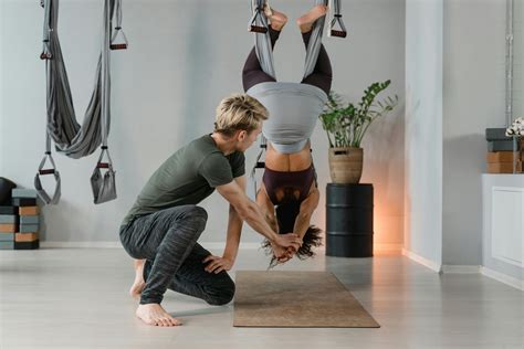 가인 강사 건강 건강한 건강한 생활 고요한 사람들 공중 요가 공중 장비 공중 피트니스 균형 근육질의 구조물 날으는 남자 동기 부여 라이프스타일