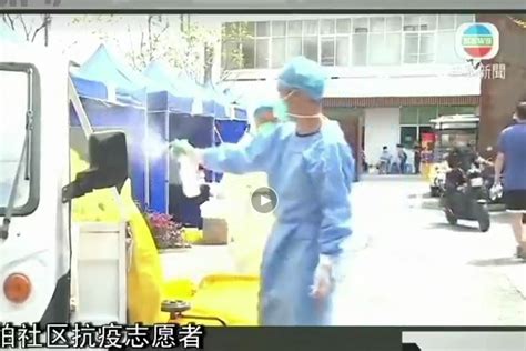 深圳全民检测期间，大部分公务员化身成志愿者协助抗疫工作。凤凰网视频凤凰网