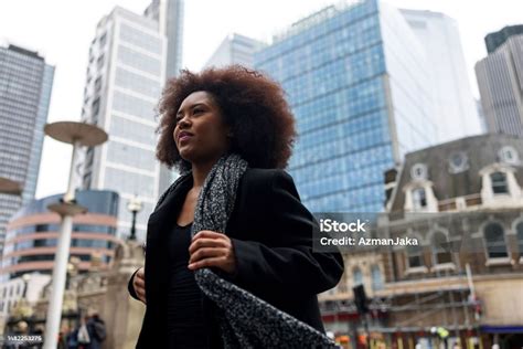 도심의 사무실에서 긴 하루를 보낸 후 집으로 달려가는 성인 흑인 여성 비즈니스에 대한 스톡 사진 및 기타 이미지 비즈니스 상반신 인물 사진 Istock