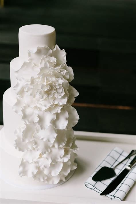 A Twist On The Traditional Contemporary White Wedding Cakes