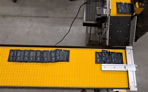 Count And Stack Conveyor Singulates Items In Batches For Packaging And Order Fulfillment